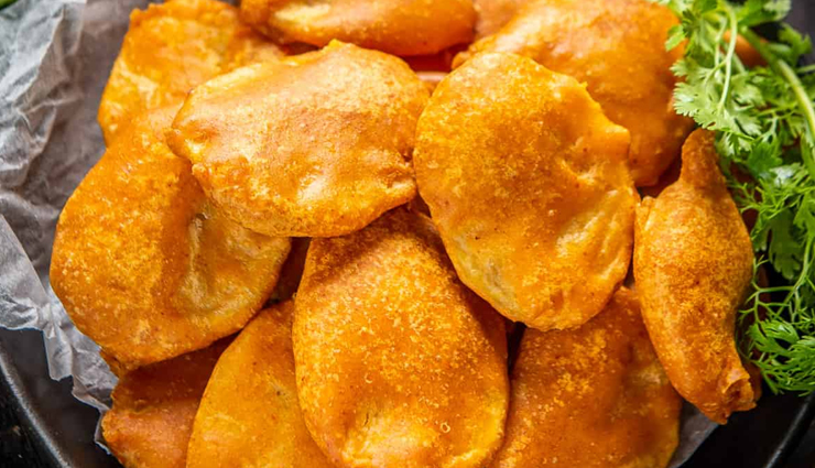 Holi Recipe- Most Loved Aloo Ke Pakode - lifeberrys.com
