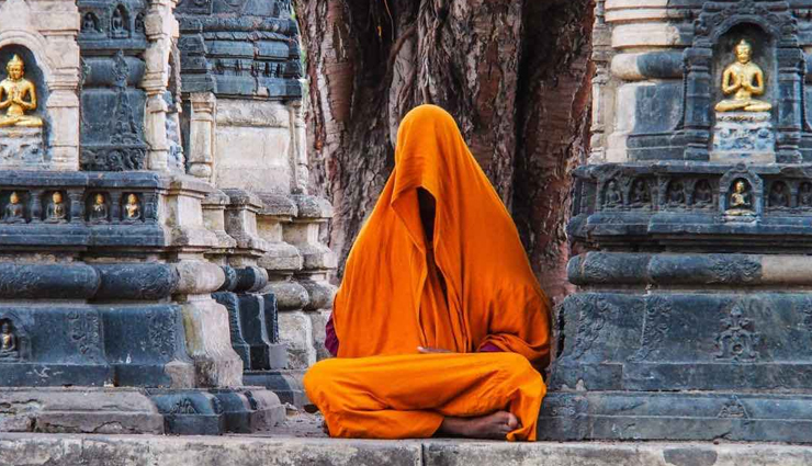 6 Must Visit Ashrams in India - lifeberrys.com