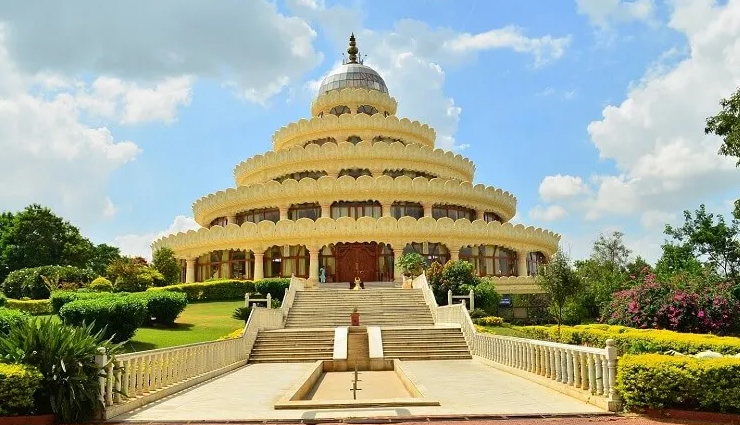 6 Must Visit Ashrams in India - lifeberrys.com