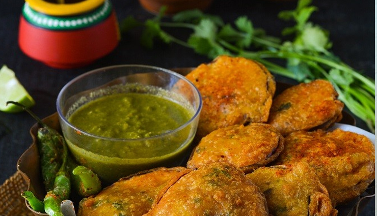 Recipe- Easy To Make Baigan Pakoda - lifeberrys.com