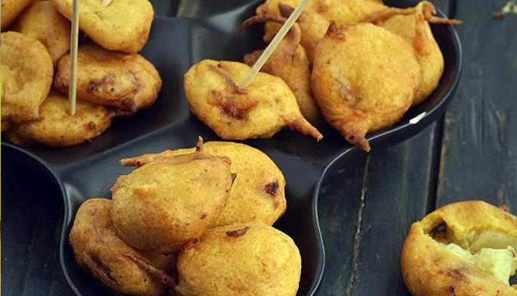 Recipe- Sweet and Crispy Rips Banana Pakoda - lifeberrys.com