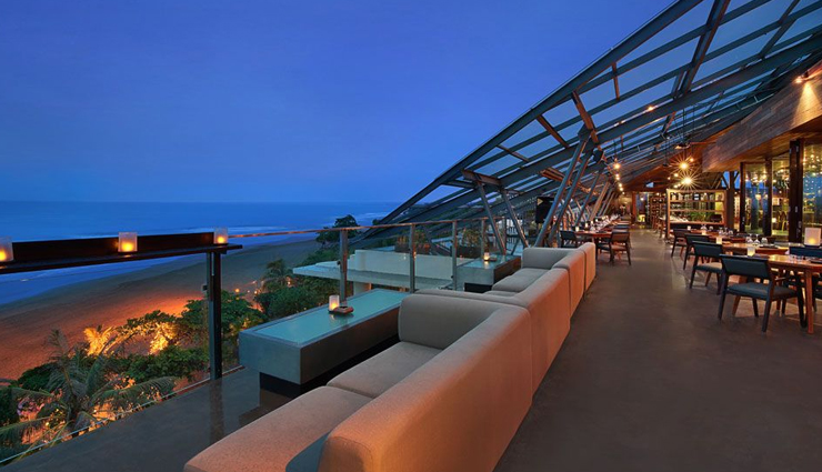 6 Amazing Bars To Visit in Bali - lifeberrys.com