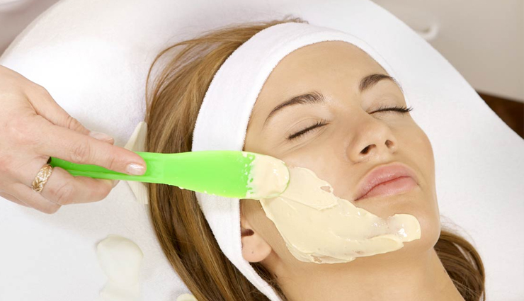 6 Ways To Apply Bleach Cream on Face at Home - lifeberrys.com