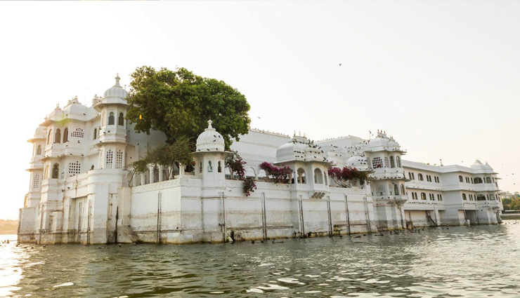 10 Wonder Buildings That are Built on Water - lifeberrys.com