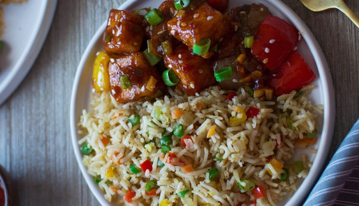 Recipe- Try These Chilli Paneer With Fried Rice or Noodles - lifeberrys.com