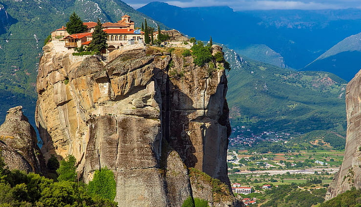 6 Must Visit Cliff Building Around The World - lifeberrys.com