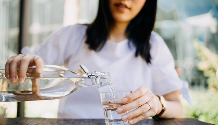 Health Benefits of Drinking Water Before Bed - lifeberrys.com