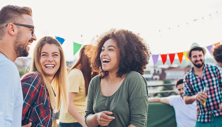 10 Advantages of Being a Social Butterfly - lifeberrys.com