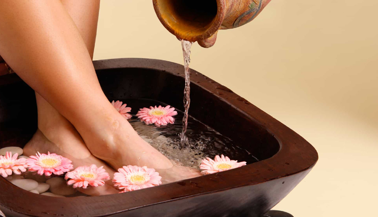 A Foot Spa is Pure Luxury, Here is How To Try This at Home - lifeberrys.com