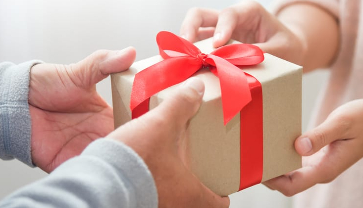 8 Most Weird Customs That are Followed Around The World - lifeberrys.com