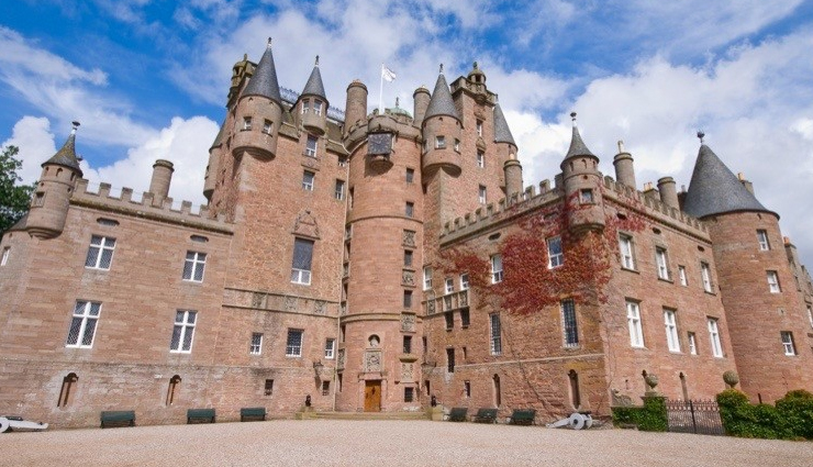 6 Haunted Castles You Can Explore Around The World - lifeberrys.com