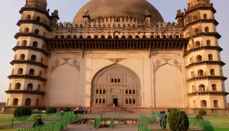 6 Famous Historical Monuments To Visit in Karnataka - lifeberrys.com