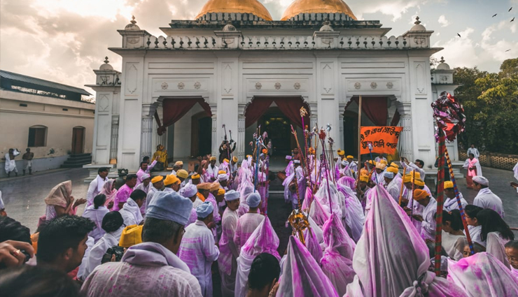 10 Weird and Wacky Ways The World Celebrates Holi - lifeberrys.com