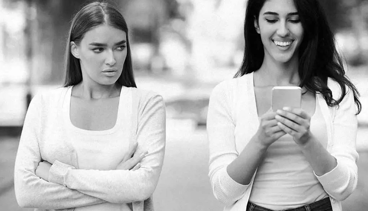 7 Signs To Tell If Someone is Jealous of You - lifeberrys.com