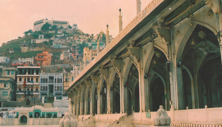 12 Most Popular Mosques To Visit in India - lifeberrys.com