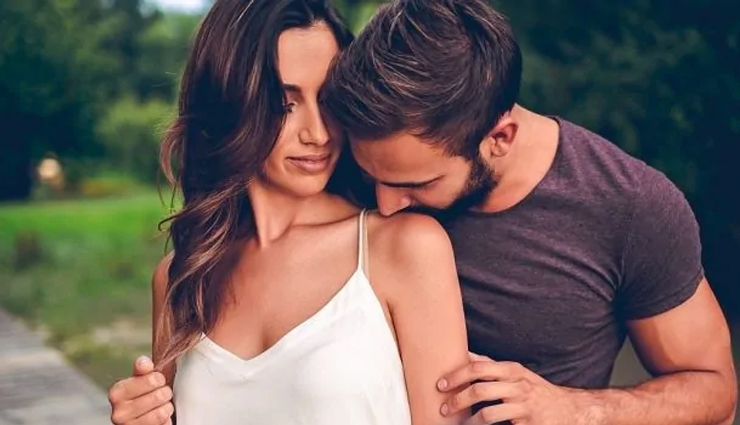 10 Subtle Signs He Wants To Kiss You - lifeberrys.com