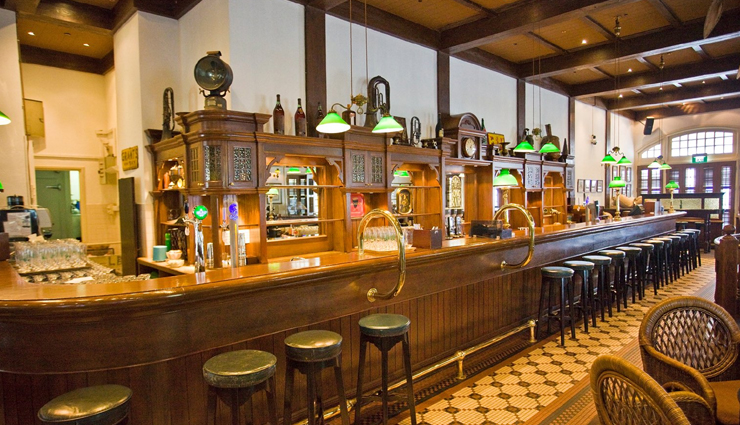 10 Most Famous Bars To Visit Around The World - lifeberrys.com