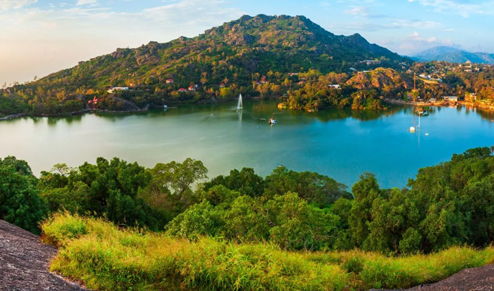 इस समय घूमने की बेहतरीन जगह हैं माउंट आबू, जानें यहां के मशहूर दर्शनीय स्थल