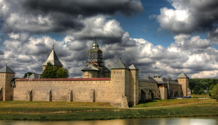 7 Beautiful Monasteries To Visit Around The World - lifeberrys.com