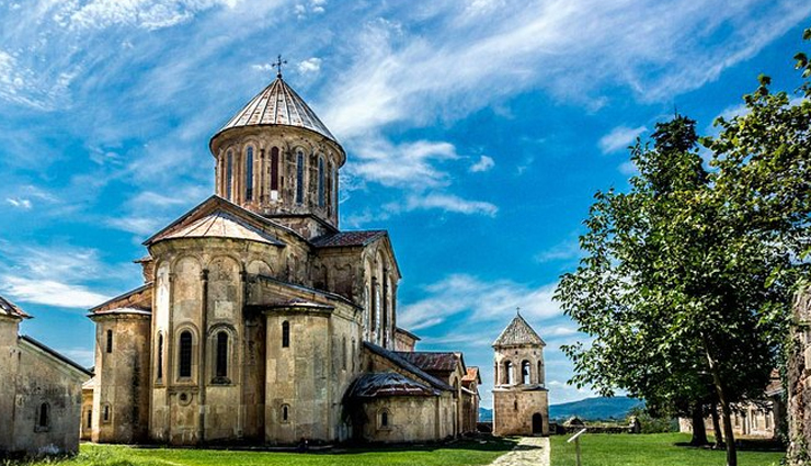 7 Beautiful Monasteries To Visit Around The World - lifeberrys.com