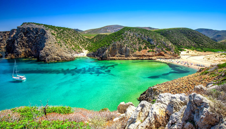 5 Destinations in The World That are Perfect Mix of Mountains and ...