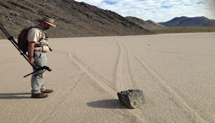 मौत की घाटी का अनसुलझा रहस्य, रेगिस्तान में अपनेआप खिसकने लगते है पत्थर