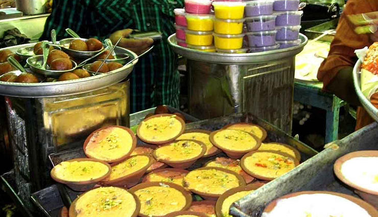6 Delicious Street Foods of Mumbai You Must Try - lifeberrys.com