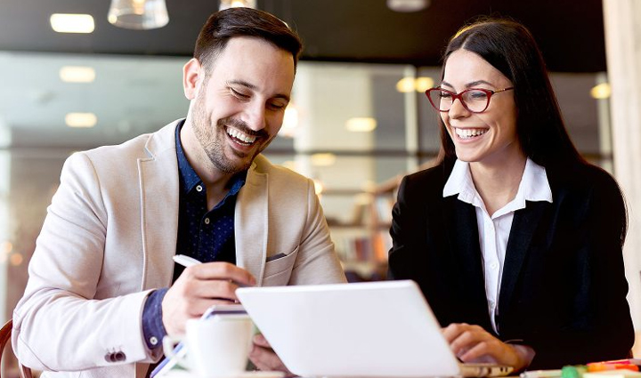 5 Things That Will Help in Dating a Colleague - lifeberrys.com