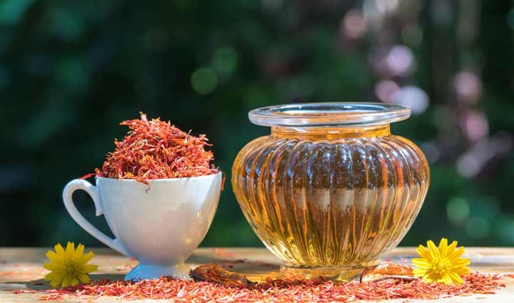5 Proven Beauty Benefits of Using Safflower Oil For Skin - lifeberrys.com