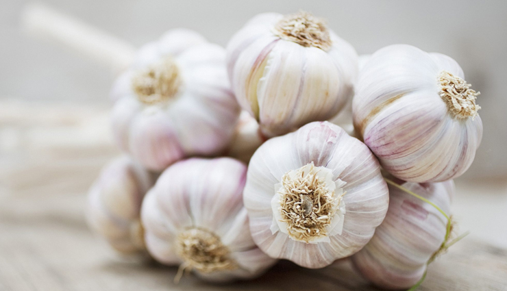 5 DIY Onion Masks for Healthy and Shiny Hair - lifeberrys.com