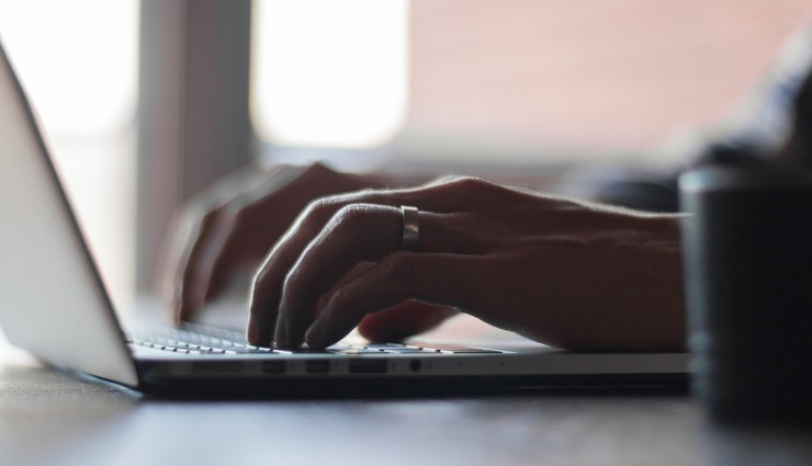 6 Tips To Help You Avoid Online Creeps - lifeberrys.com