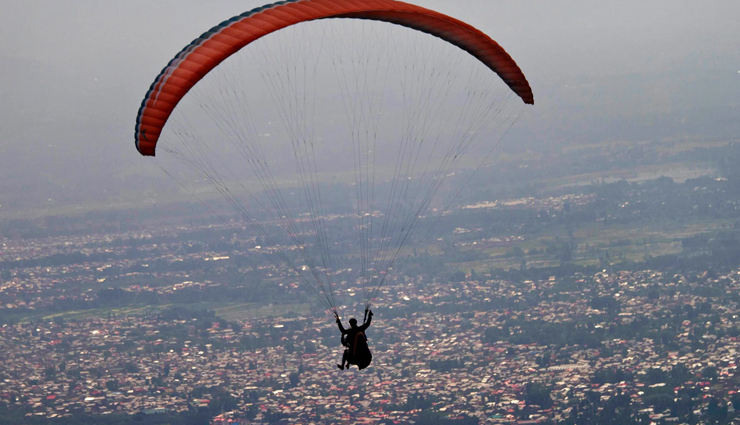 6 Places To Enjoy Paragliding in India - lifeberrys.com