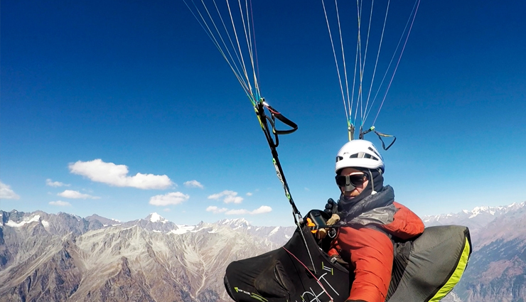 6 Places To Enjoy Paragliding in India - lifeberrys.com