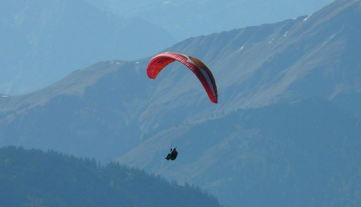 6 Places To Enjoy Paragliding in India - lifeberrys.com