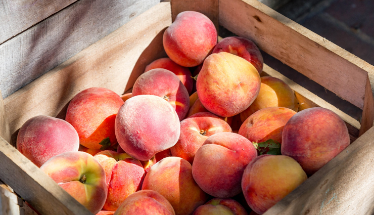 6 Health Benefits of Eating Peaches - lifeberrys.com