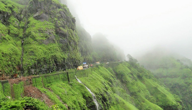 Romance During Monsoon at These 5 Places Near Pune - lifeberrys.com