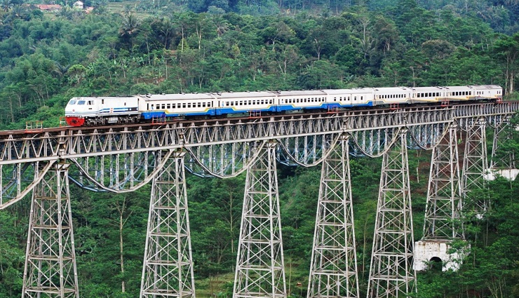 6 Most Dangerous Train Routes To Experience Around The World ... 6 Most Dangerous Train Routes To Experience Around The World ...