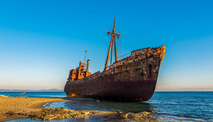 6 Shipwrecks That are Still Visible on Beaches - lifeberrys.com