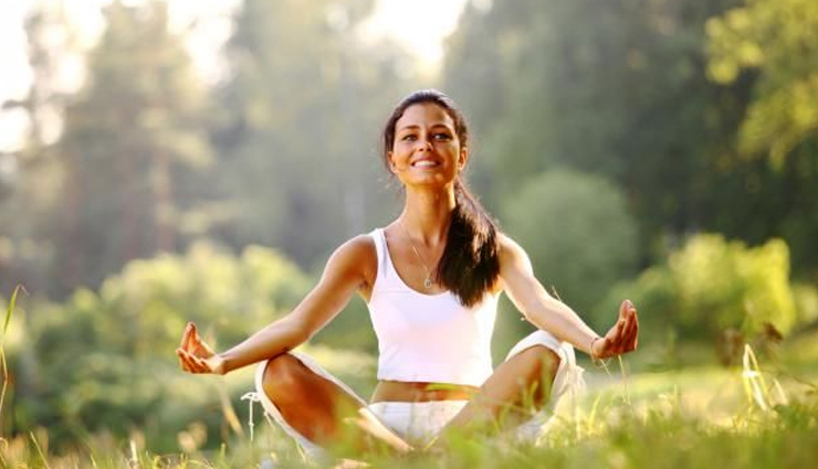 4 Yoga Asanas To Get Natural Glowing Skin - lifeberrys.com