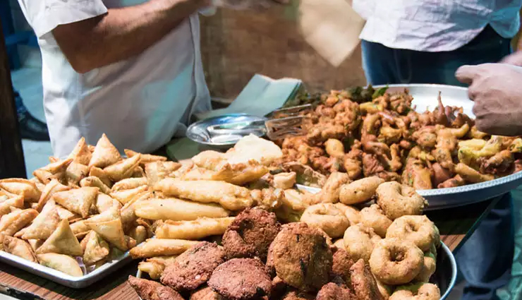 10 Foods to Avoid During Monsoon Season - lifeberrys.com