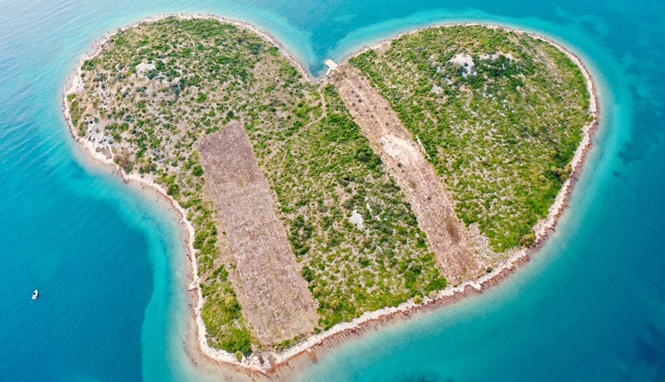 6 Unusual Shaped Islands To Visit Around The World - lifeberrys.com