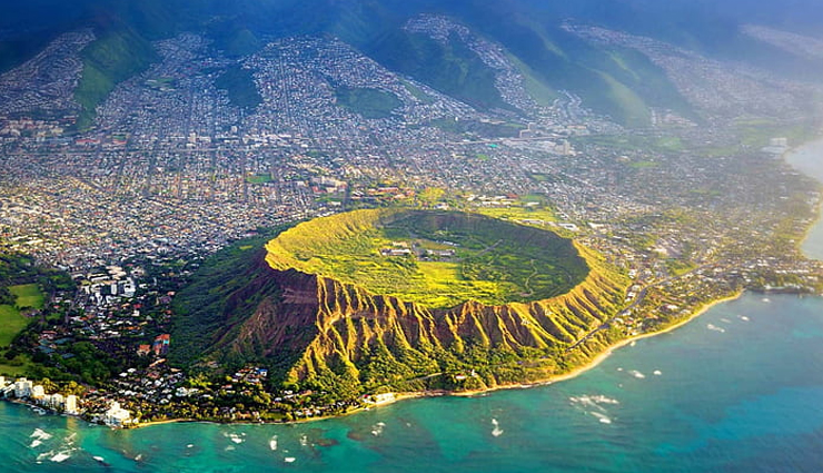 6 Colorful Volcanic Craters To Visit Around The World - lifeberrys.com