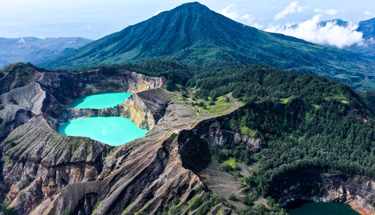 6 Colorful Volcanic Craters To Visit Around The World - lifeberrys.com