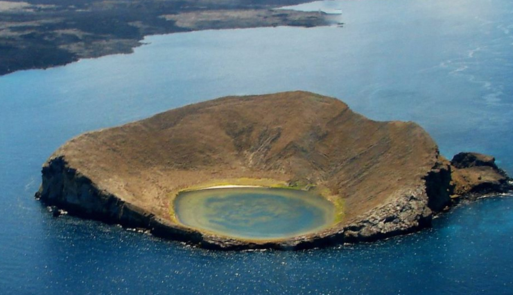 6 Colorful Volcanic Craters To Visit Around The World - lifeberrys.com