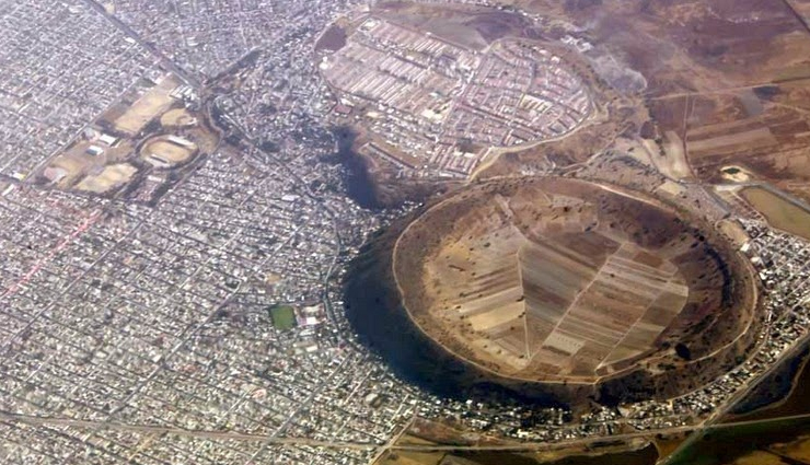 6 Colorful Volcanic Craters To Visit Around The World - lifeberrys.com