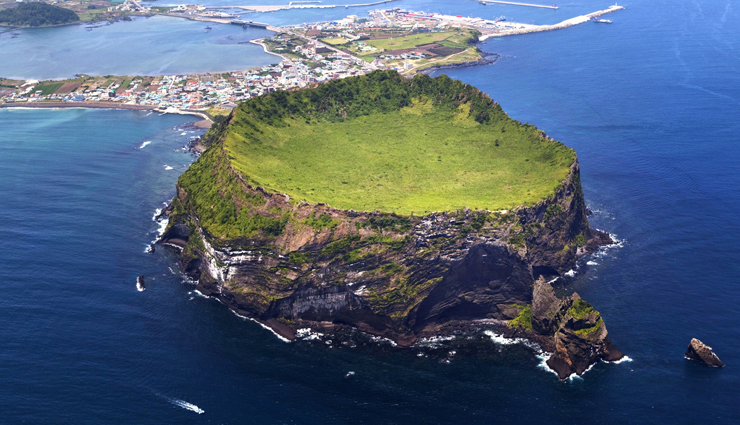 6 Colorful Volcanic Craters To Visit Around The World - lifeberrys.com