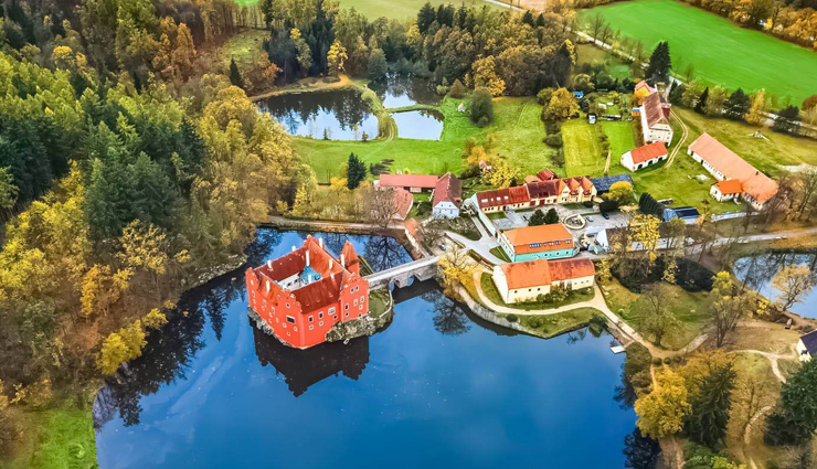 5 Must Visit Water Castles Around The World - lifeberrys.com