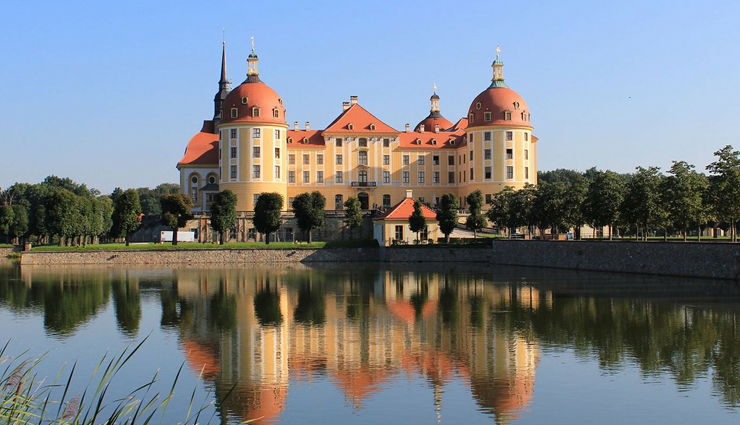 5 Must Visit Water Castles Around The World - lifeberrys.com