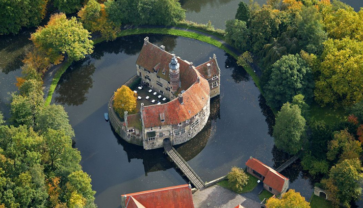 5 Must Visit Water Castles Around The World - lifeberrys.com