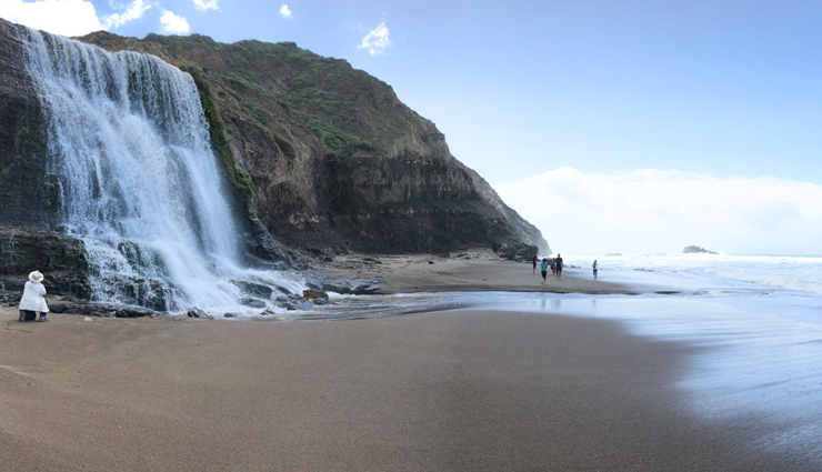 5 Waterfalls That Enter The Deep Ocean - lifeberrys.com